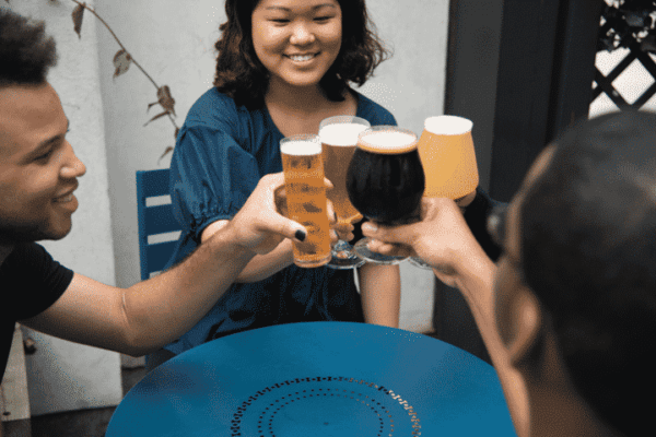 Cheers, Você Sabe O Que Significa Isso Em Inglês? | Teacher Lory