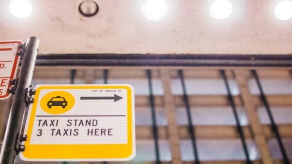 O Que Significa Stand By | Phrasal Verbs | Teacher Lory