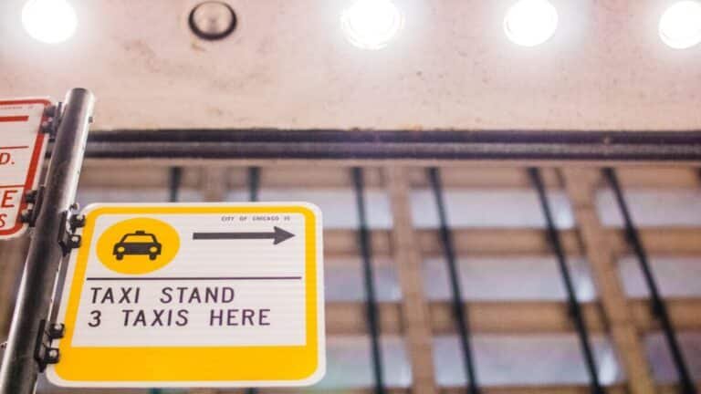 O Que Significa Stand By | Phrasal Verbs | Teacher Lory